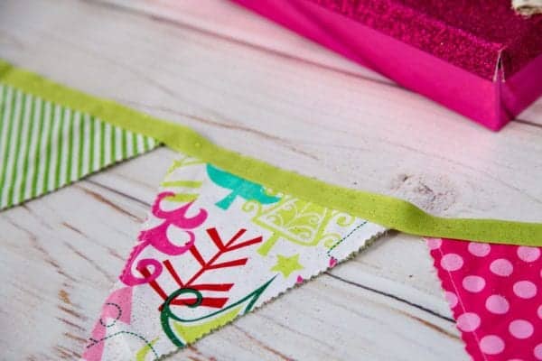 DIY Christmas Fabric Pennant Banner Tutorial - Easy pinked edges ...