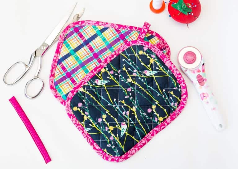 Free Quilted Potholder Pattern and Tutorial - Easy DIY Potholders