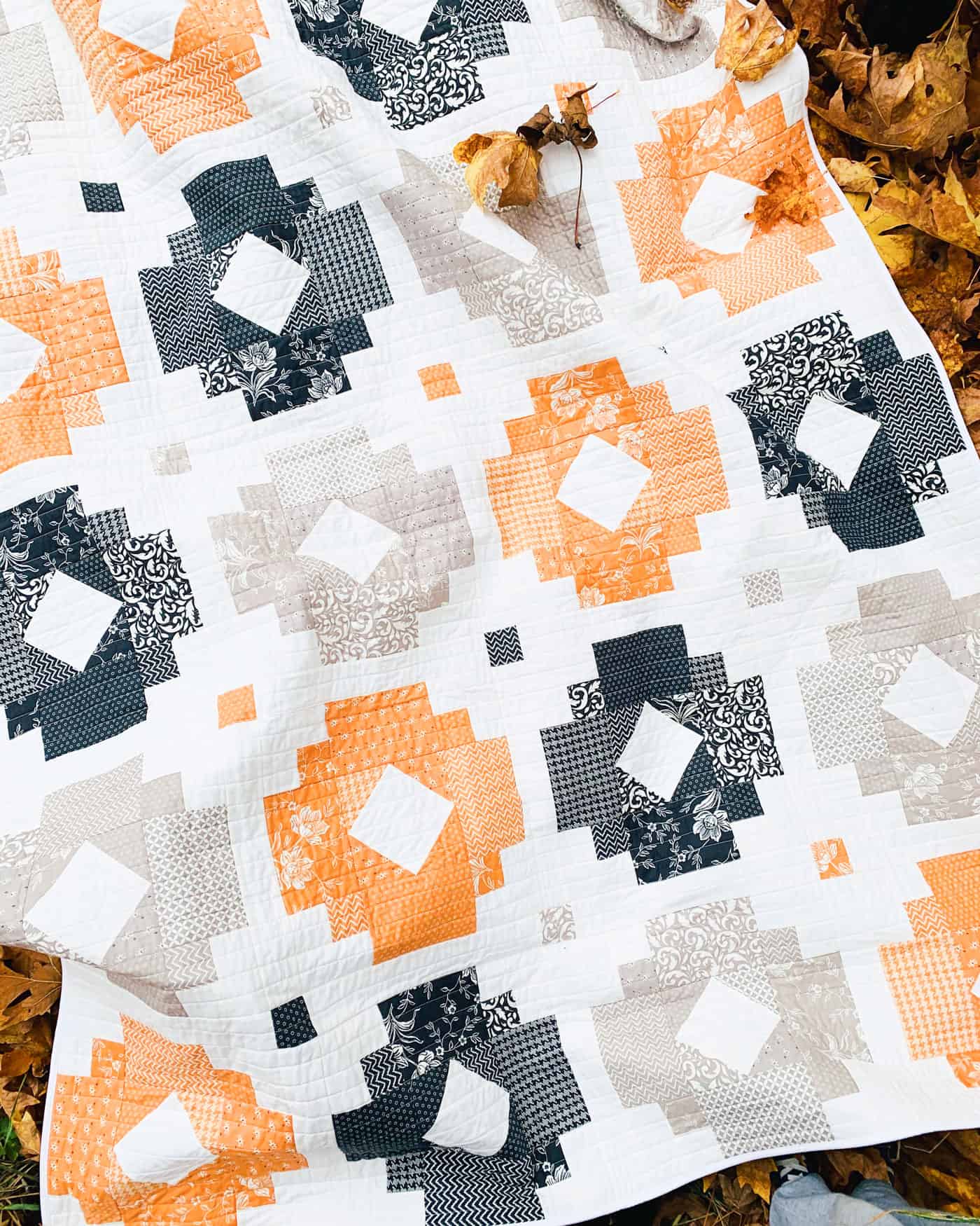 25+ SPOOKY HALLOWEEN QUILT PATTERNS TO SEW! - Coral + Co.